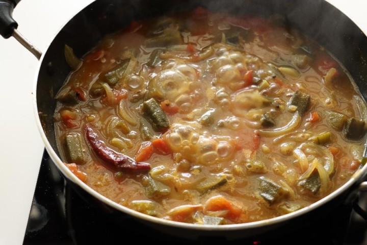 Bendakaya Pulusu Recipe - Andhra Style Okra in Tamarind Gravy
